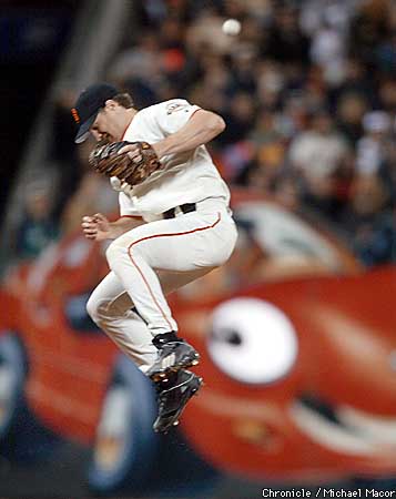 Sanders' hit lifts Giants in 9th