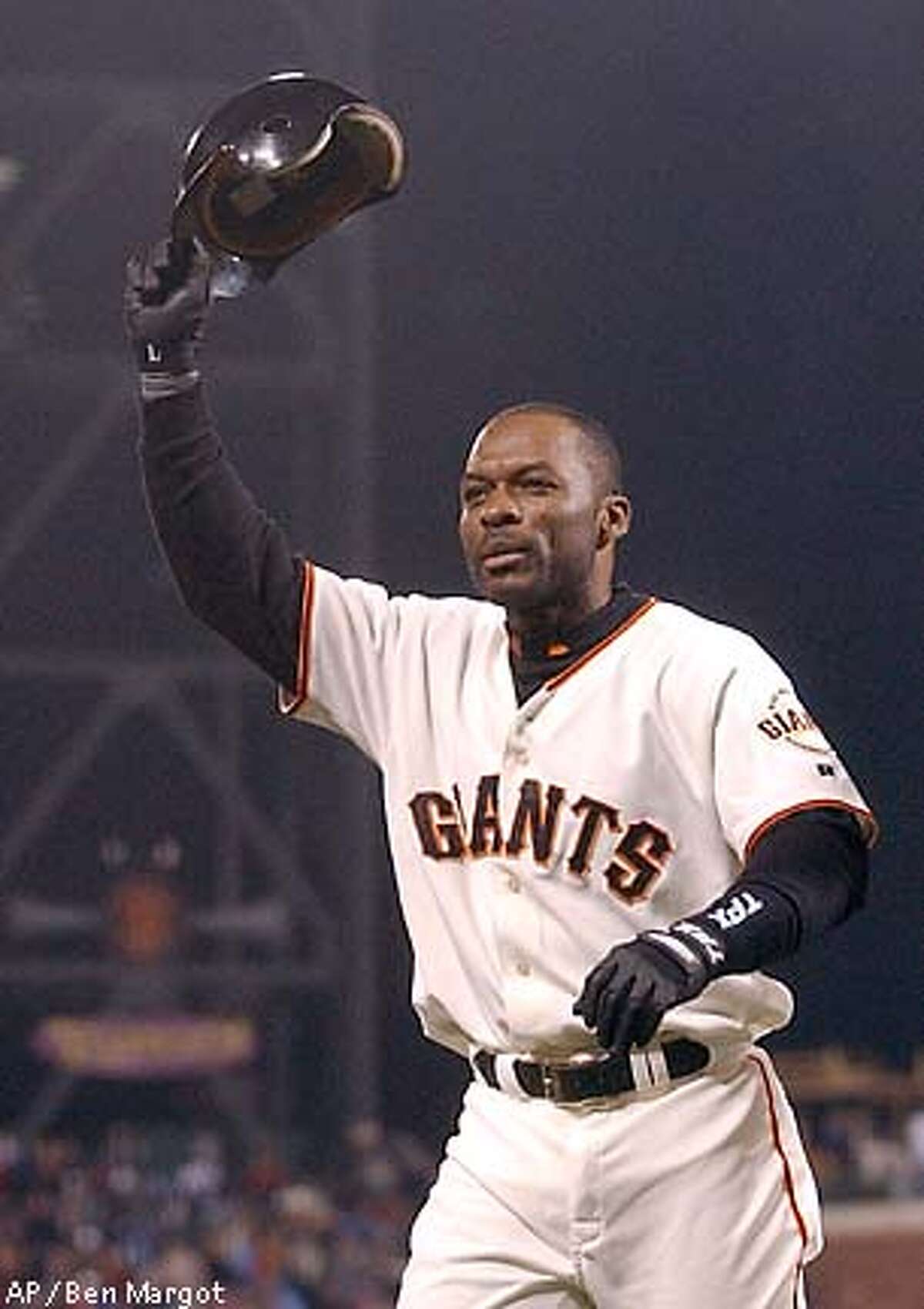 Sanders' hit lifts Giants in 9th