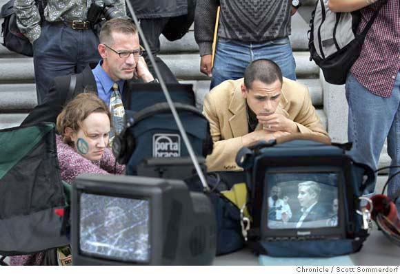 Overflow crowd scrutinizes high court hearing / Proponents, foes wage ...