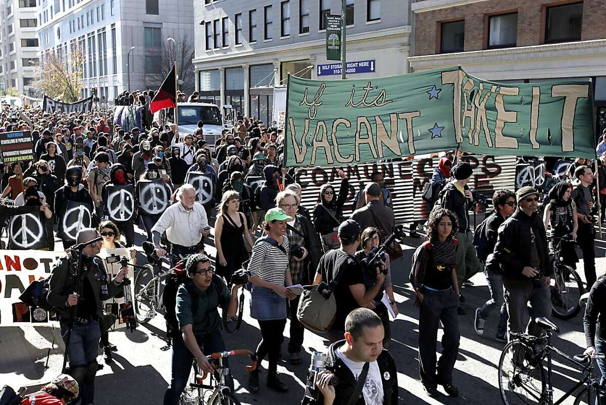 Oakland police, Occupy protesters clash - 100 held