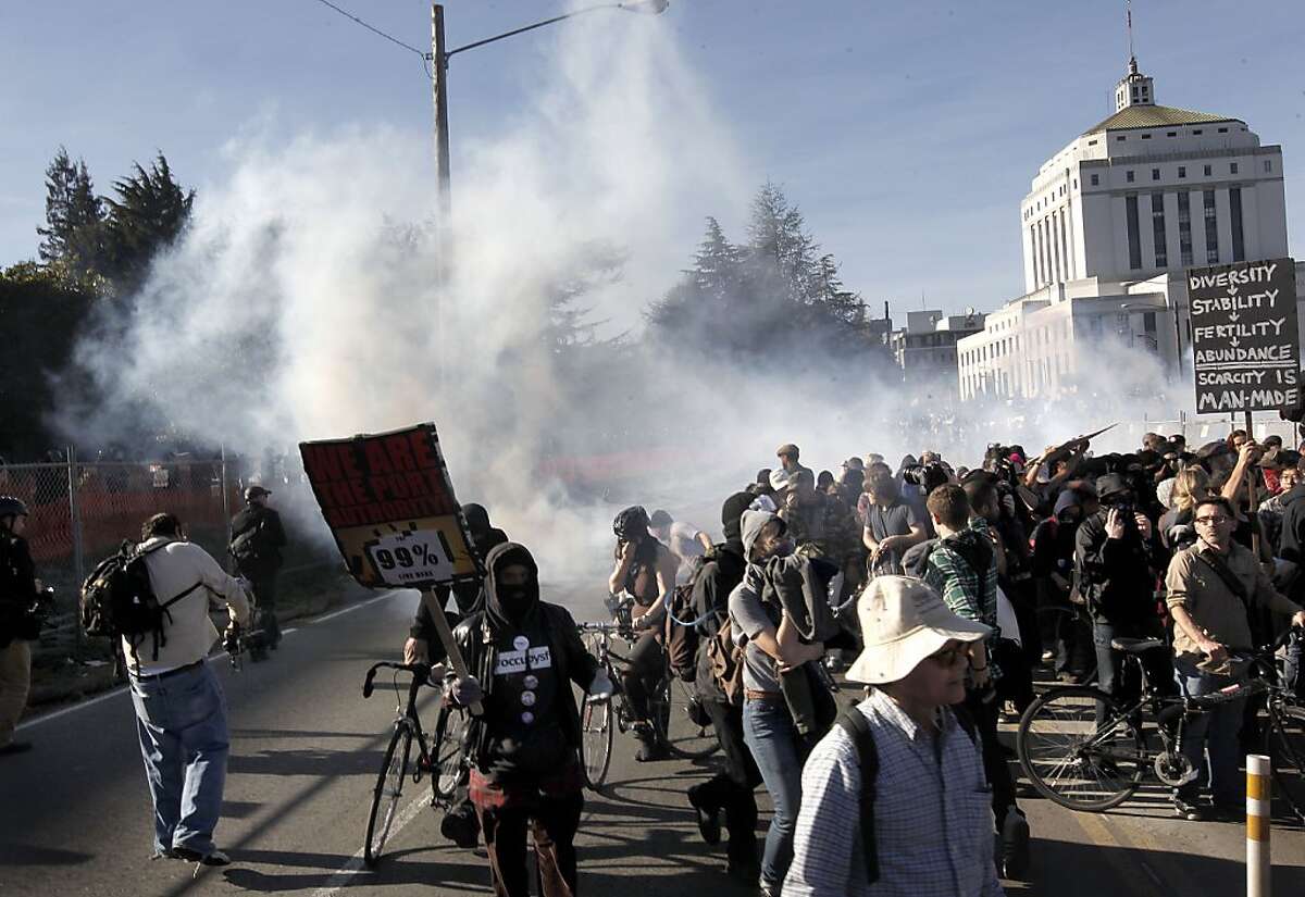 Oakland police, Occupy protesters clash - 100 held