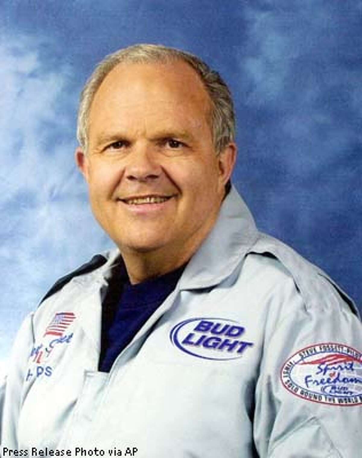 U.S. balloonist circles globe alone / Adventurer spent 13 1/2 days ...