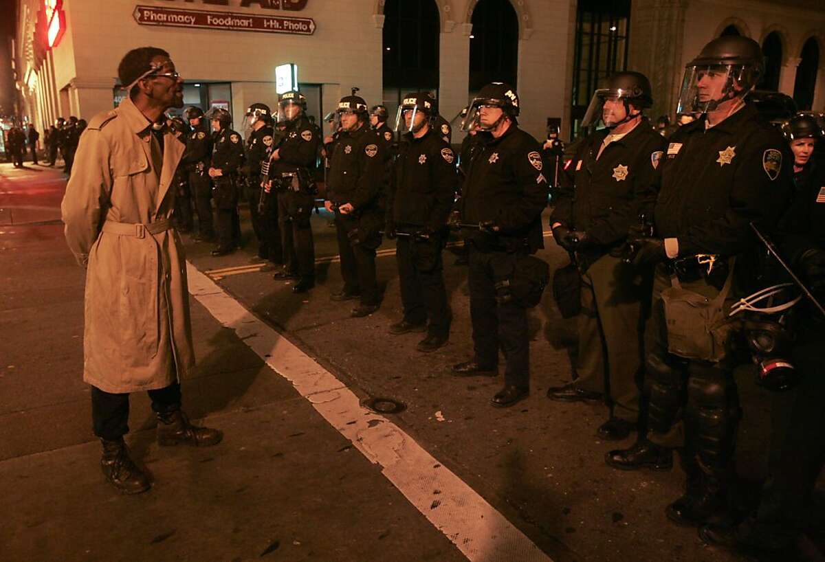 Oakland police, Occupy protesters clash - 100 held