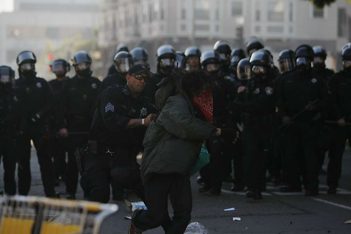 Oakland police, Occupy protesters clash - 100 held