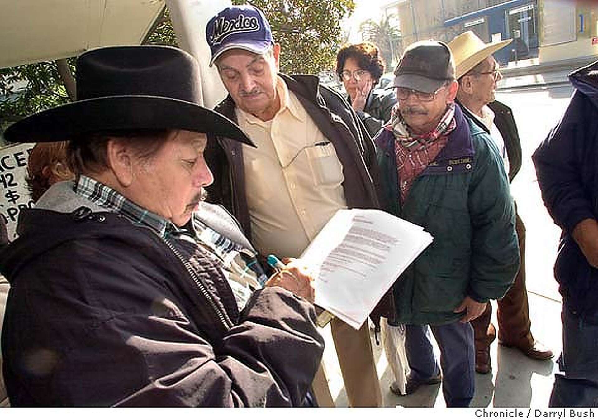 Bush guest worker plan recalls bracero program / Thousands of Mexican ...