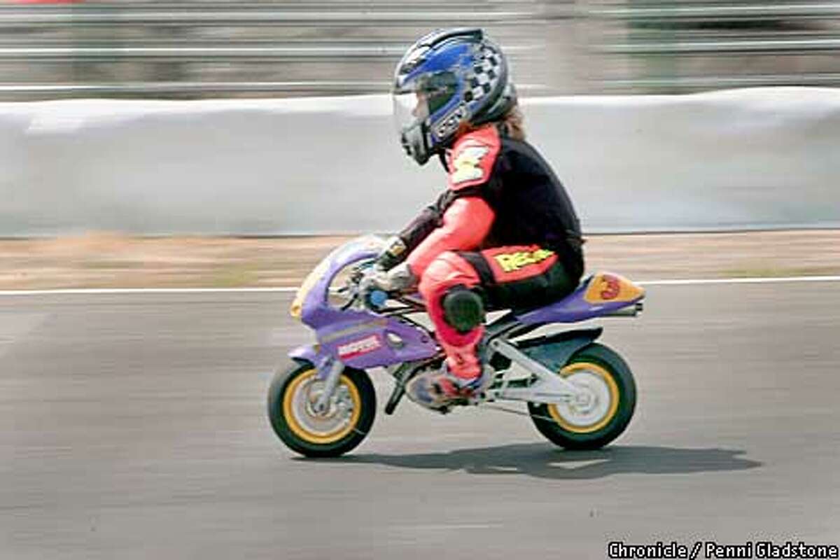 Low riders / Minimoto racers get big thrills out of tiny bikes