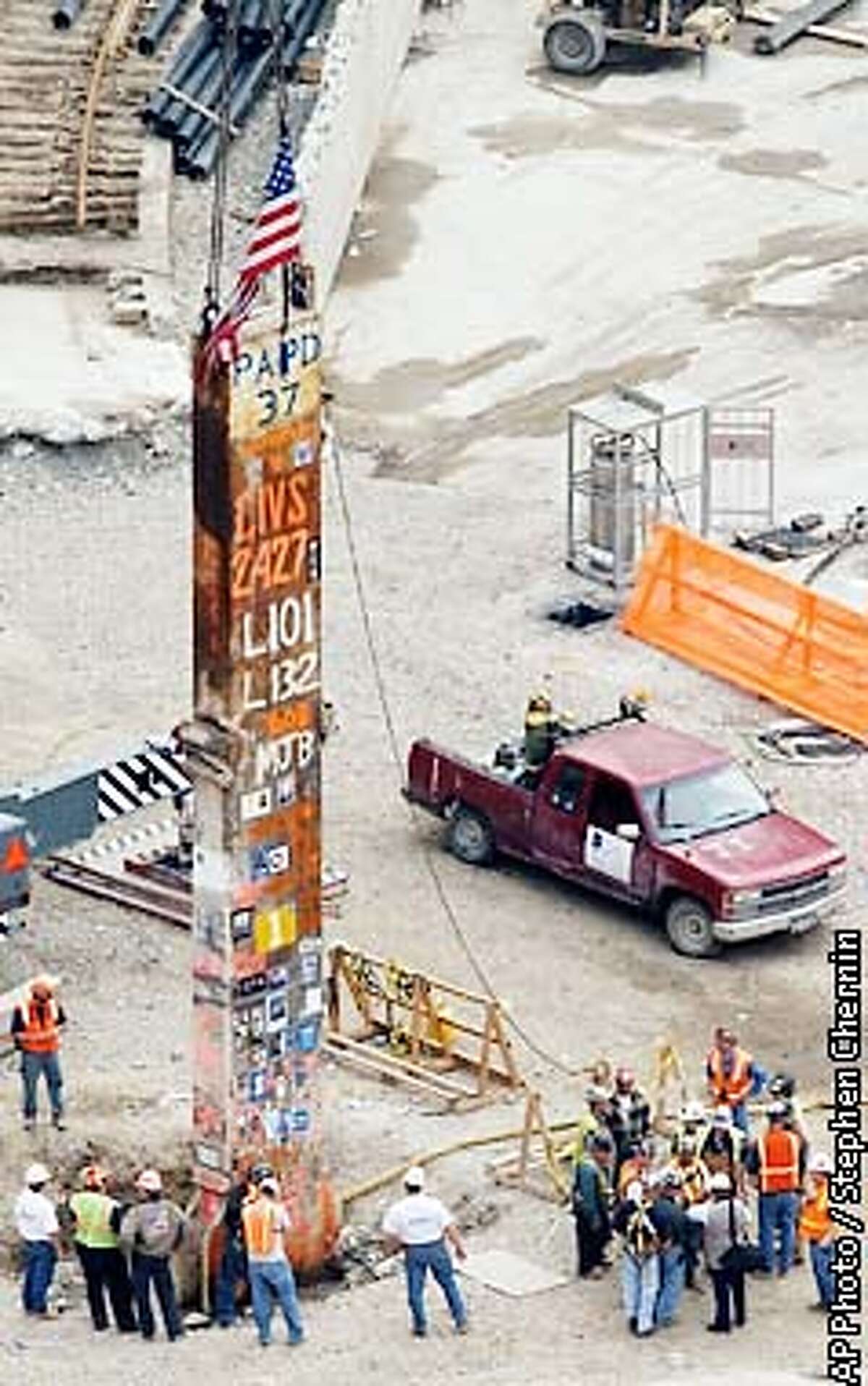 Ceremony ends labor at ground zero / Workers wrap final twin towers ...