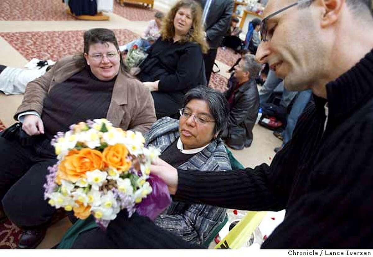 The flowering of love / Strangers from Midwest send bouquets