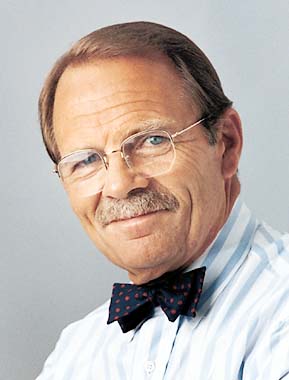 Adman Hal Riney hands duties off