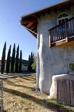 Dreams made of straw / A construction style begun by necessity has ...