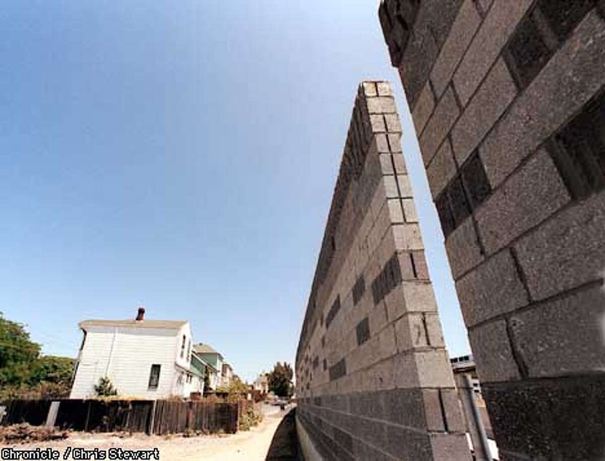 An unsound idea / Freeway sound walls make for a bleak commute ...