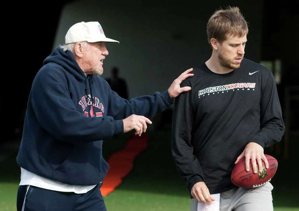 UH's Keenum turns to QB guru to take next step