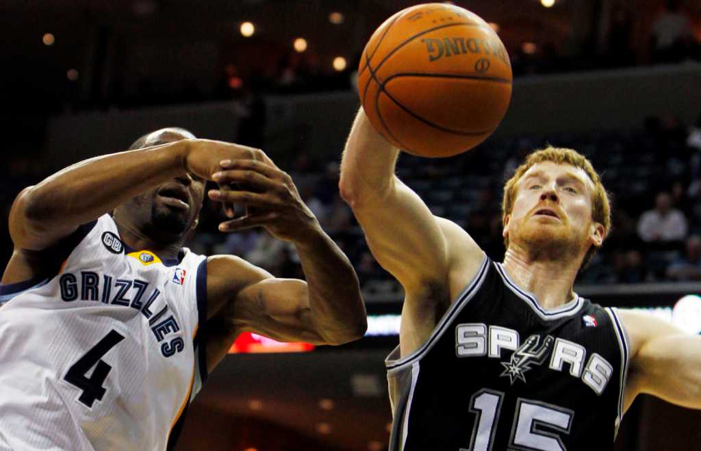 Recovering Manu gets left hand back