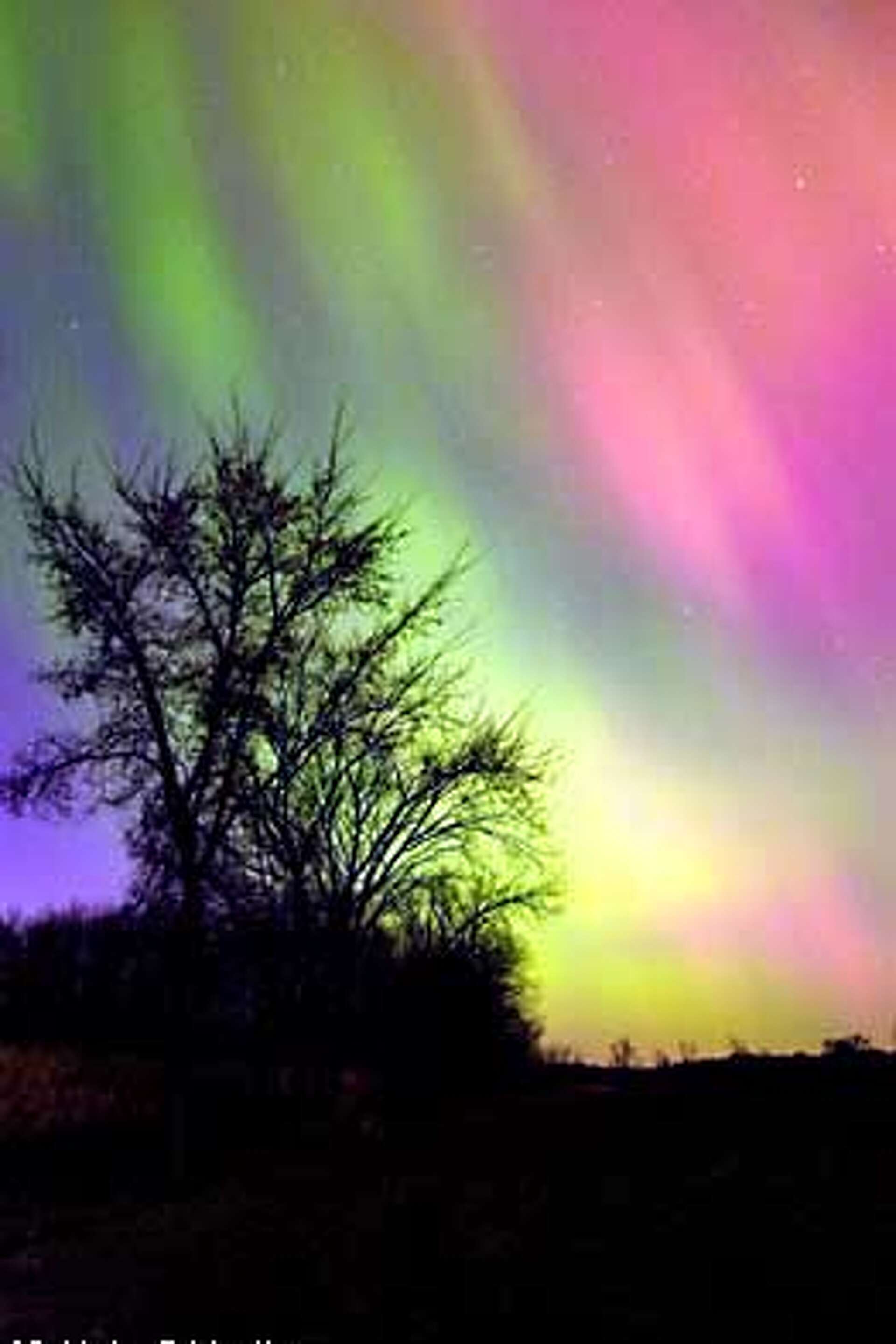 Rare Northern Lights illuminate night sky / Solar flare puts aurora ...