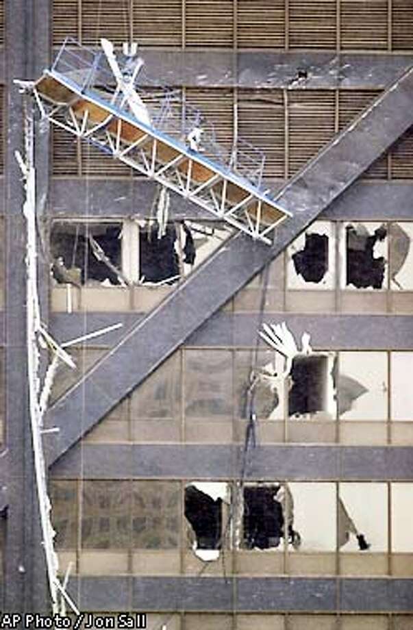 A deadly collapse in Chicago / Falling scaffolding crushes 3 in cars ...