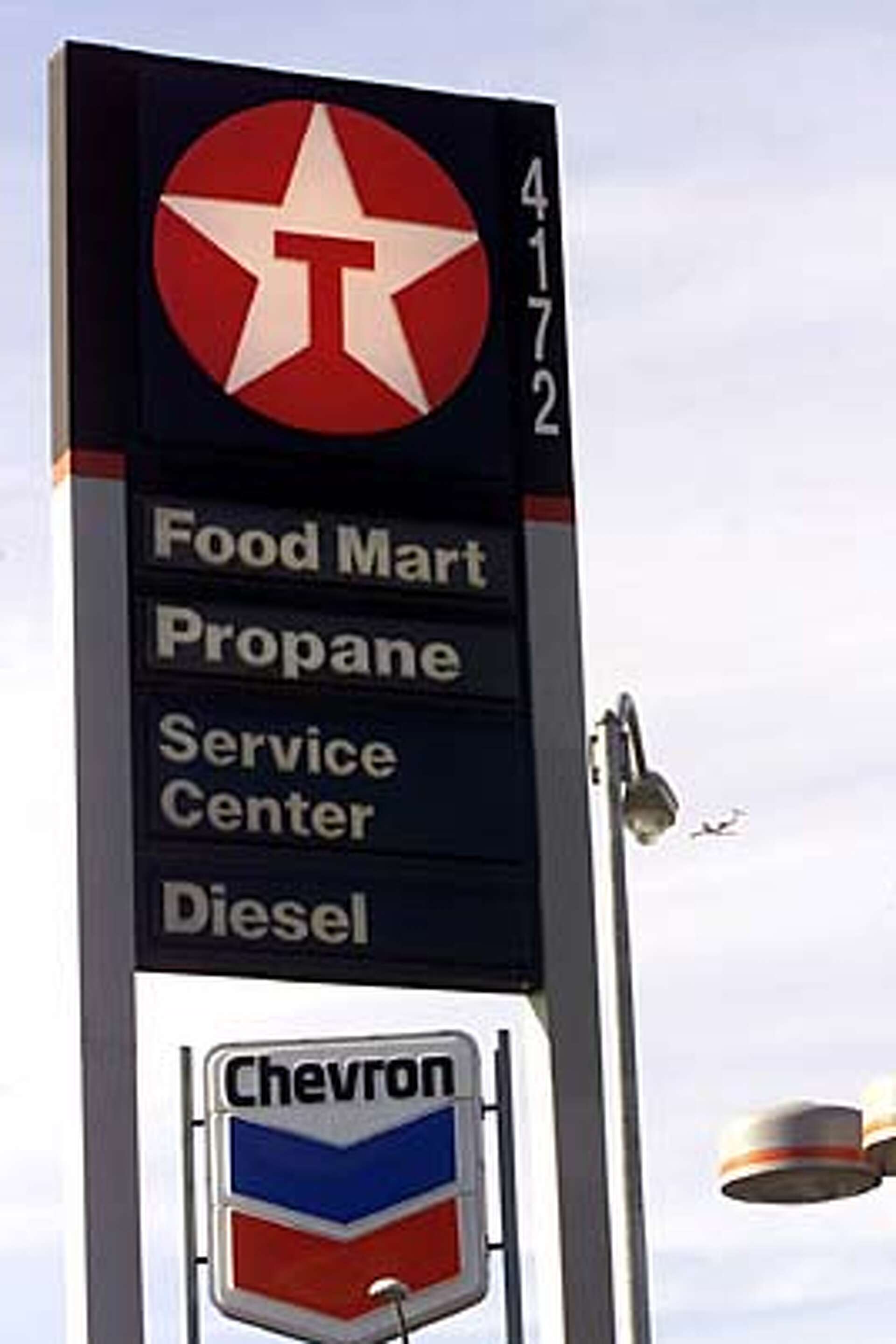 THE CHEVRON - TEXACO MERGER / An oil giant emergers / Shareholders ...