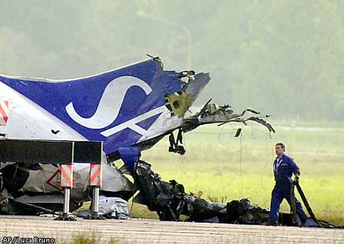 Milan airport crash kills 118 / Cessna strayed into big jet's path
