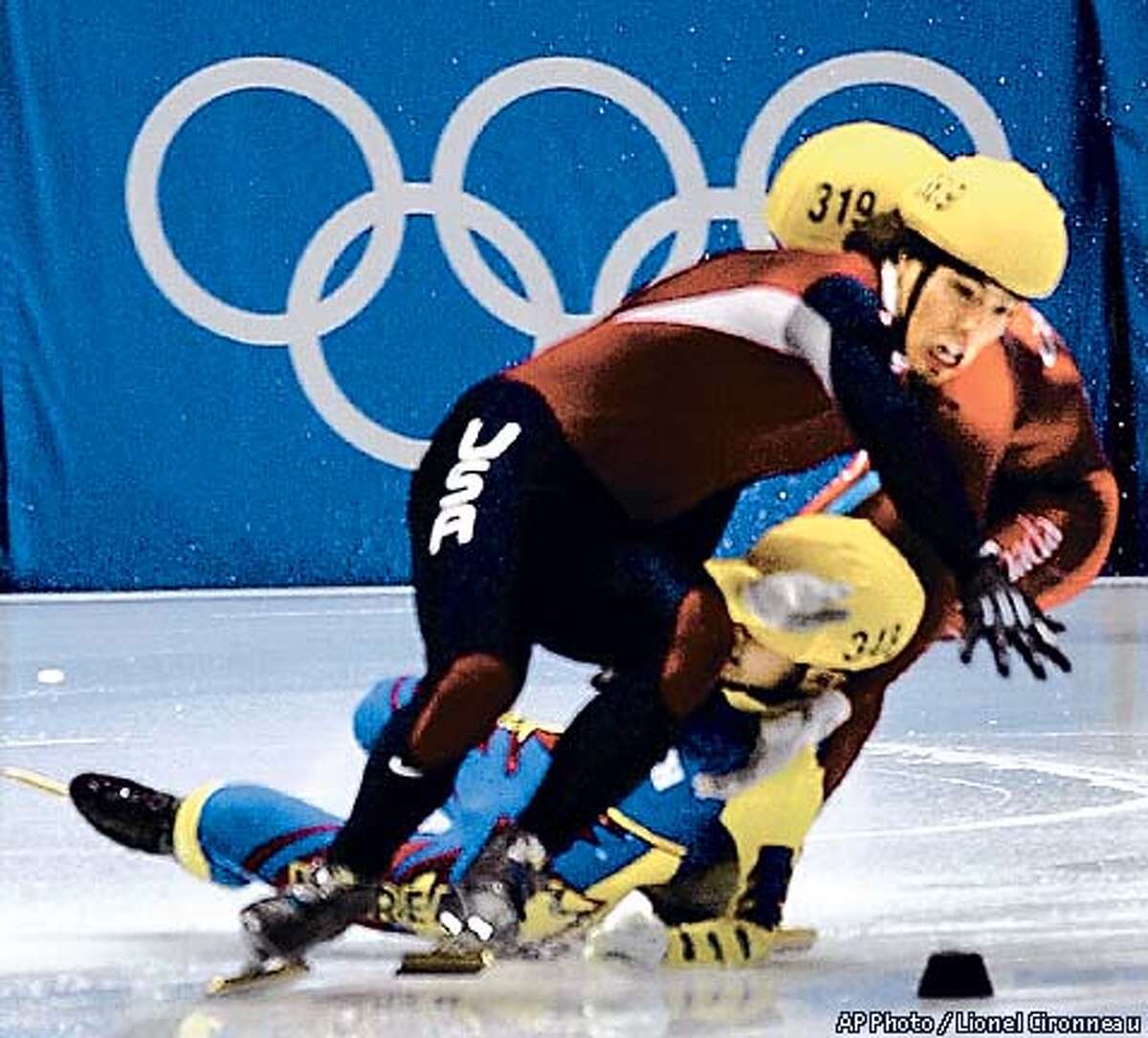 Crash and burn / Ohno scrambles for silver after last lap wipe out