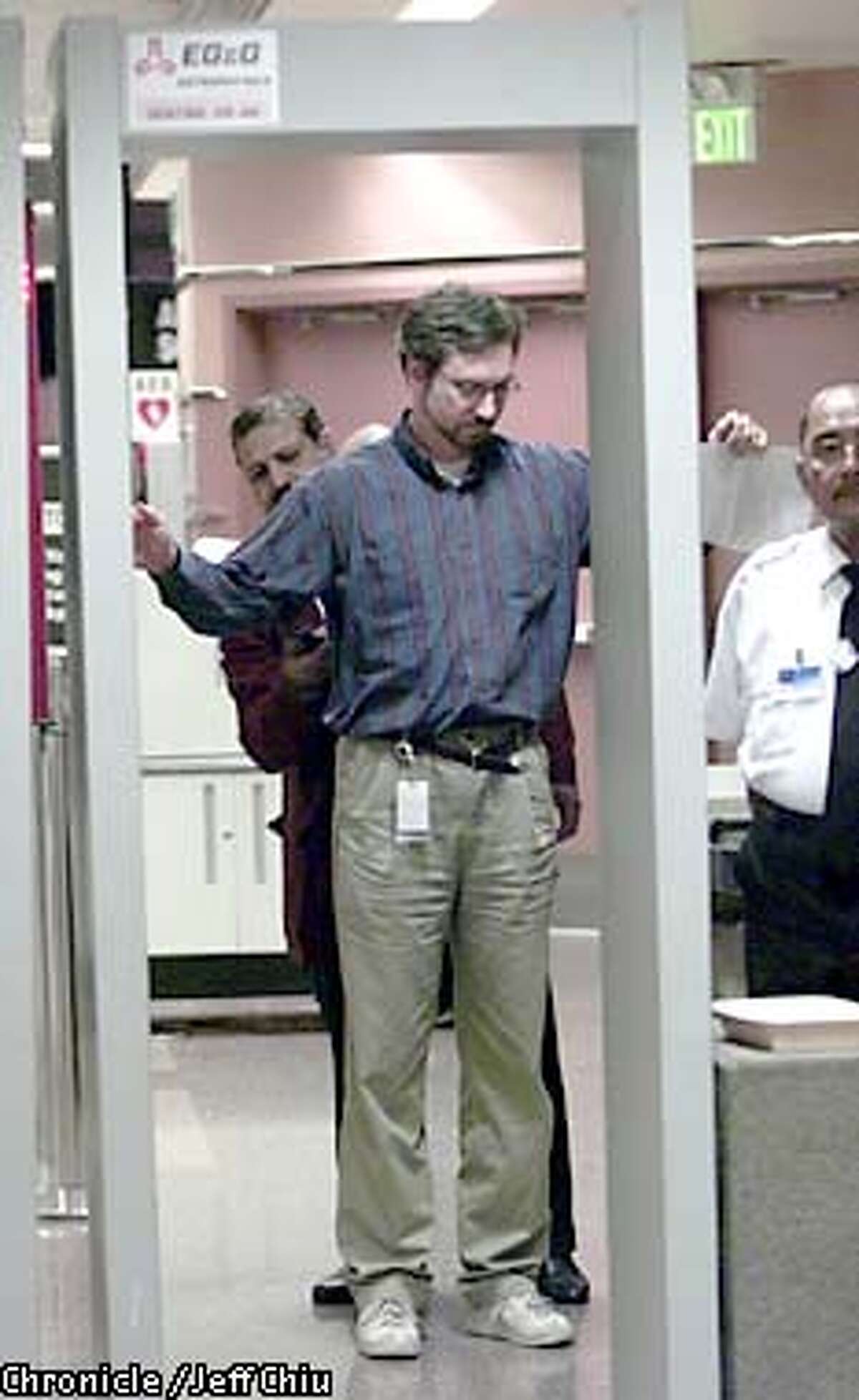 Bay Area airports' security too lax / Mock guns, bombs got through ...