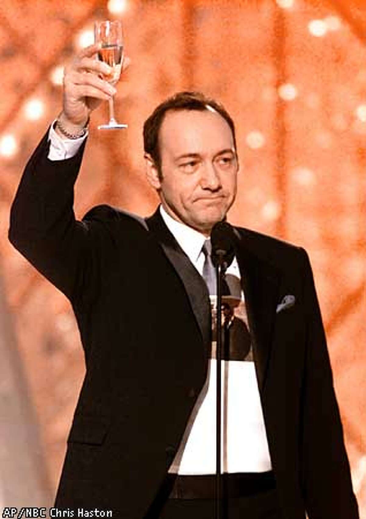 GOLDEN GLOBES 2002 / Sticking with the simple and safe / Flash was out ...