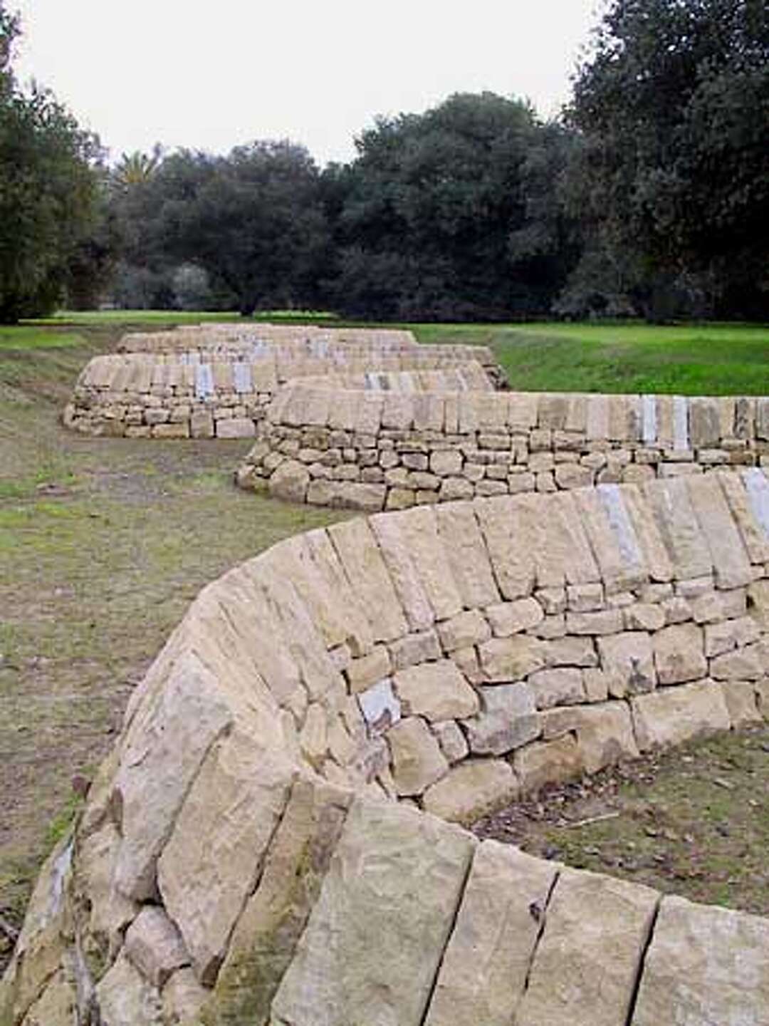 A great wall at Stanford / Goldsworthy's 'Stone River'