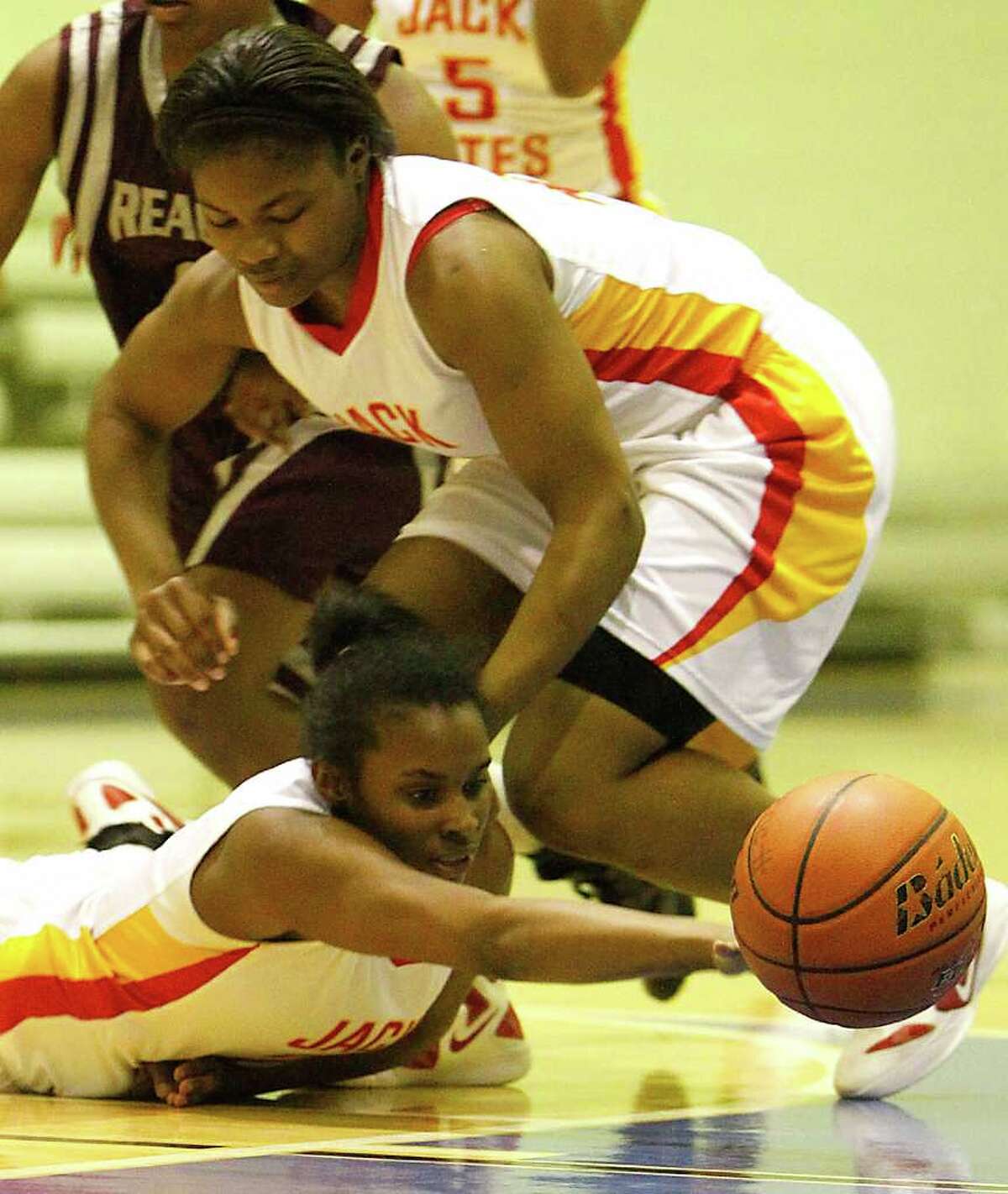 Reagan girls press way past Yates in 21-4A hoops