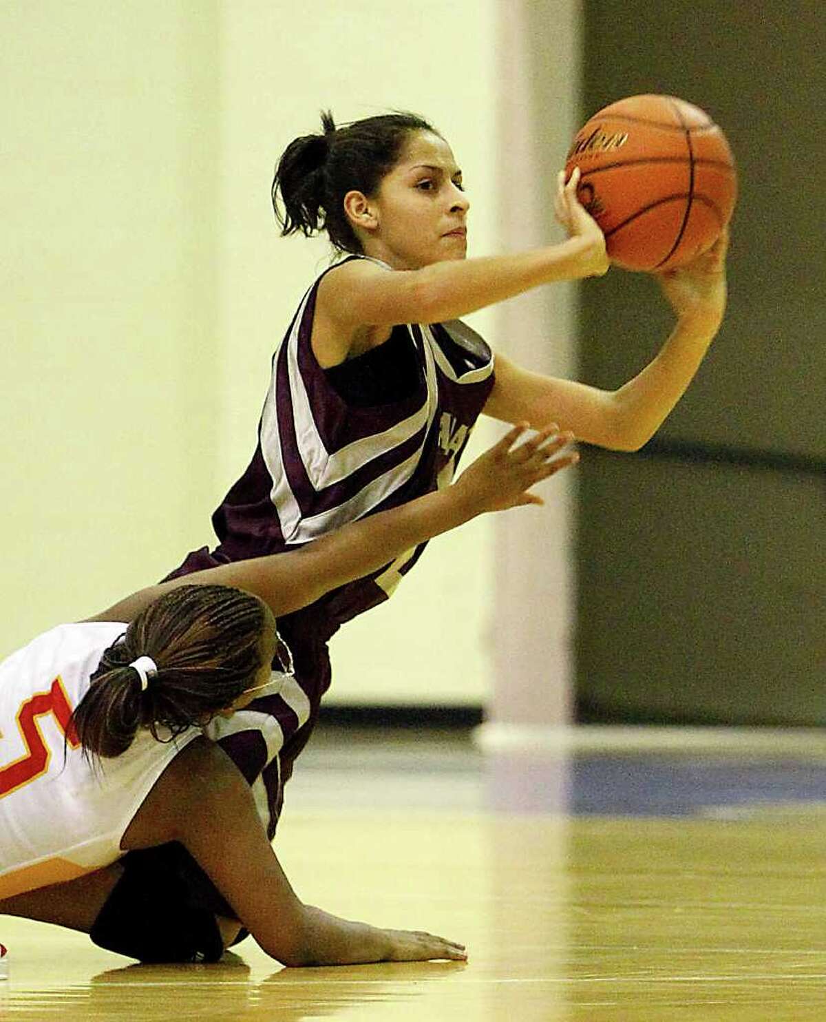 Reagan girls press way past Yates in 21-4A hoops