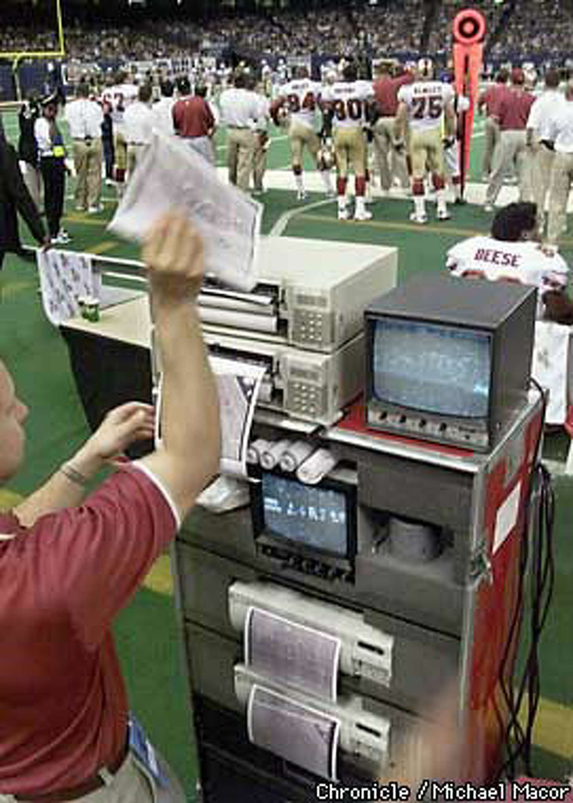Gridiron Goes Wireless / New technology makes life easier for football ...