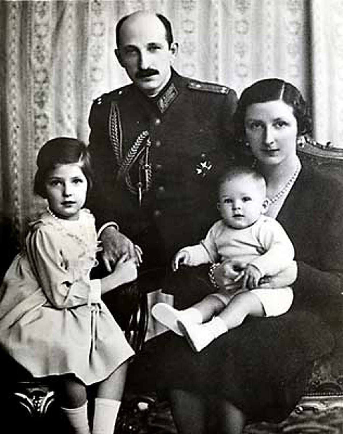 King's redemption / Former child monarch chosen as Bulgaria's new premier