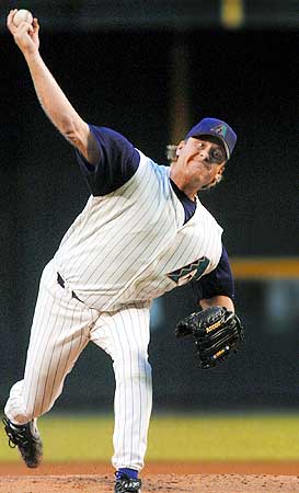 Bonds homers again / Snow, Baker get tossed in frustrating defeat