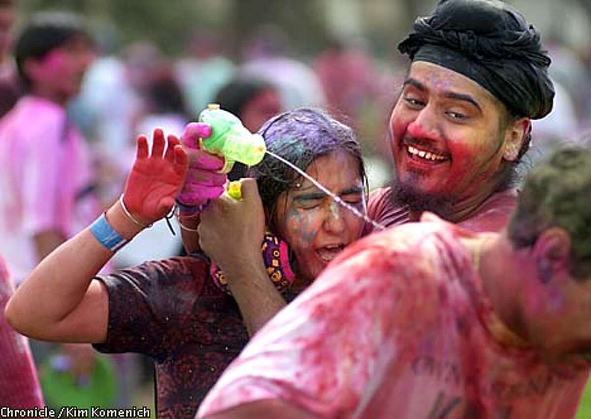 India-Style Festival Colors Spring Wet / Thousand join in Holi celebration