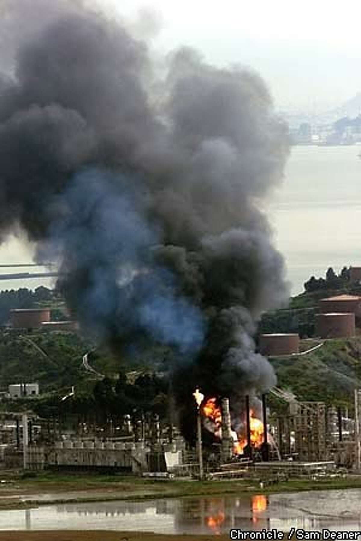 Huge Explosion Rocks Richmond Oil Refinery / Thousands ordered indoors ...