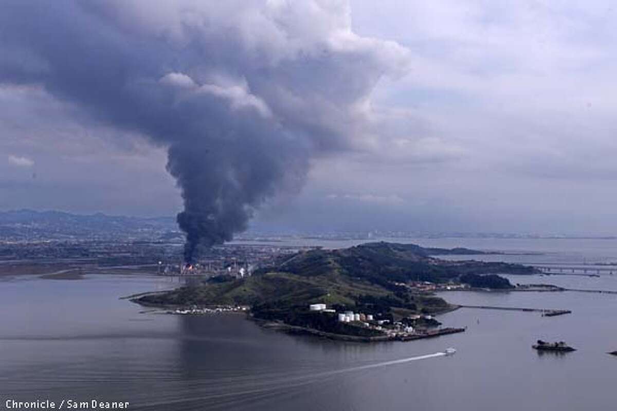 Huge Explosion Rocks Richmond Oil Refinery / Thousands ordered indoors ...