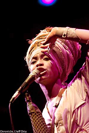 A Mesmerizing Badu Loosens Up / Singer does star turn in a funky groove