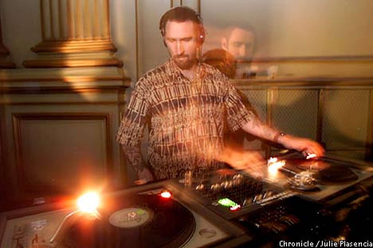 Putting Tech in TECHNO / Dot-coms, electronic music scene in harmony