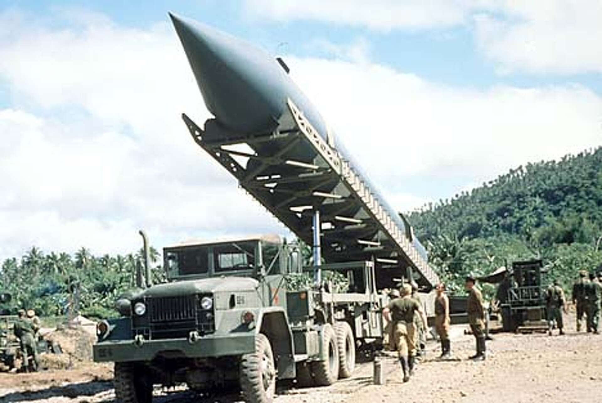 ON THE EDGE OF WAR / "Thirteen Days" explores adrenaline and angst of ...