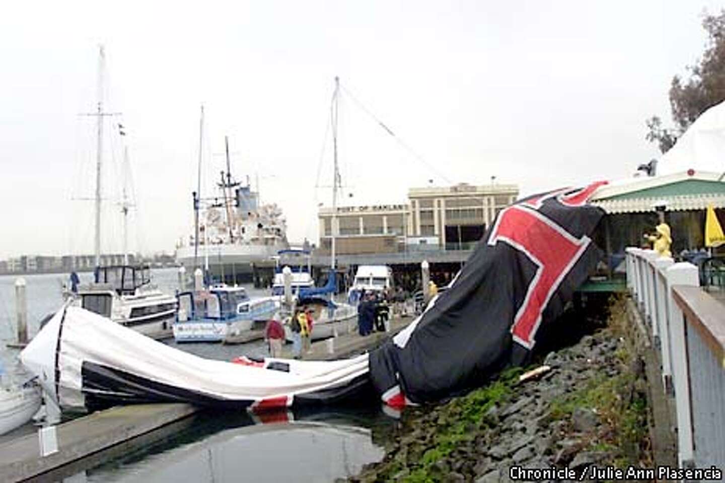 XFL'S UNPLANNED TOUCHDOWN / Wayward blimp's wild, woolly flight ends in ...