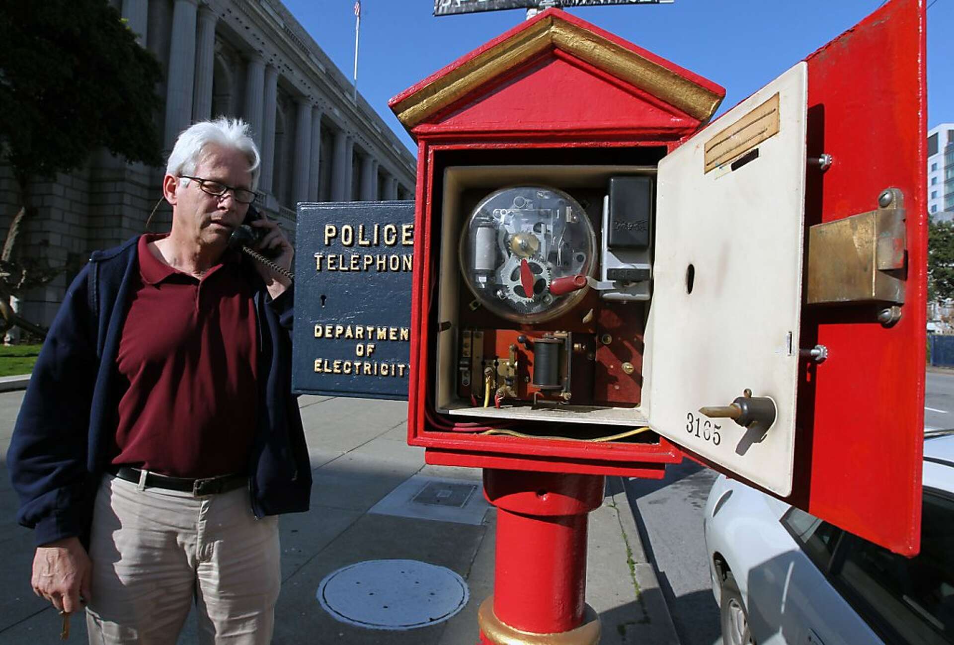 Why S.F. still counts on street fire alarm boxes