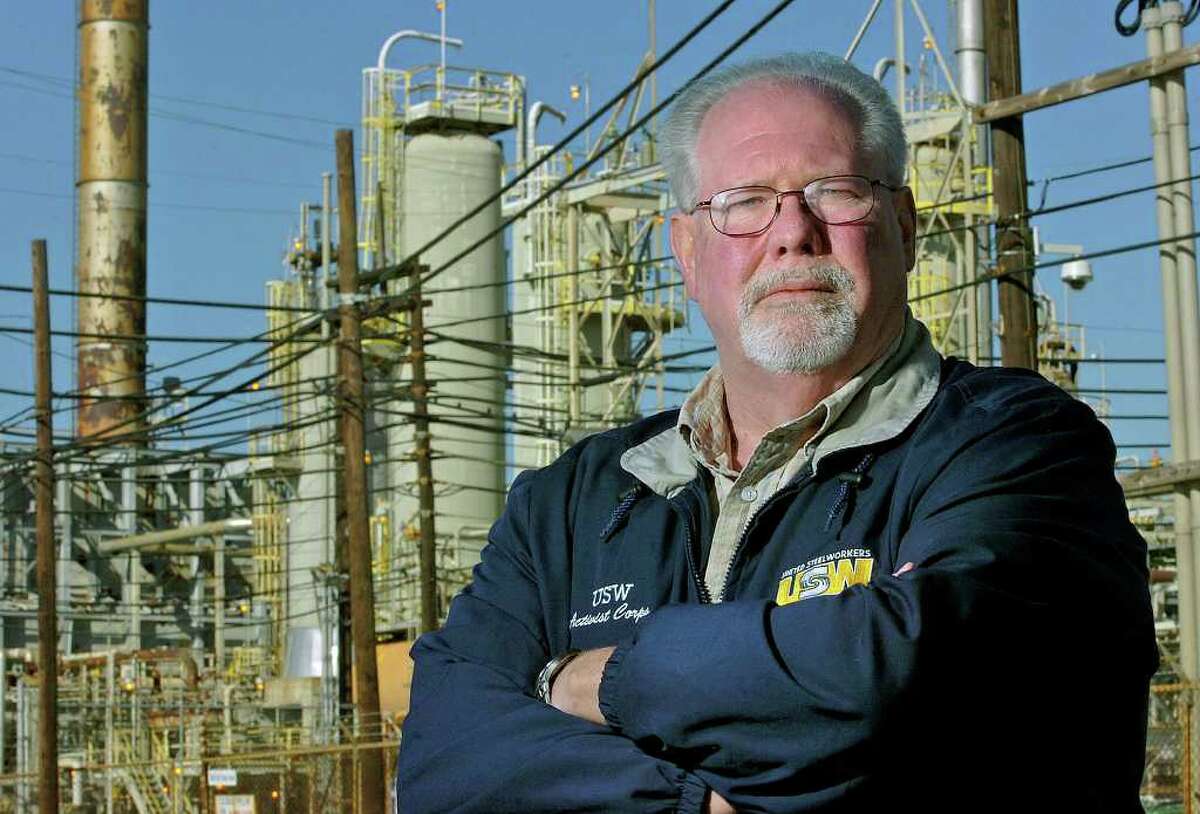 ExxonMobil, Valero unions ratify new oil contract