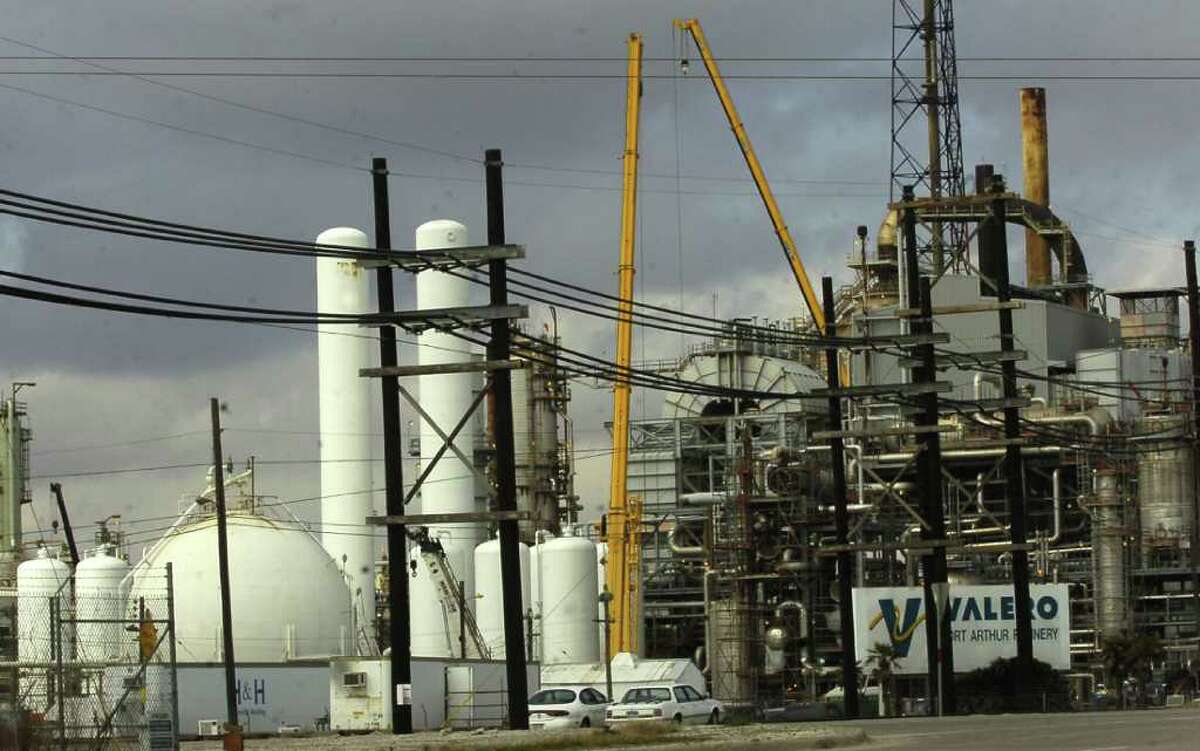 ExxonMobil, Valero unions ratify new oil contract