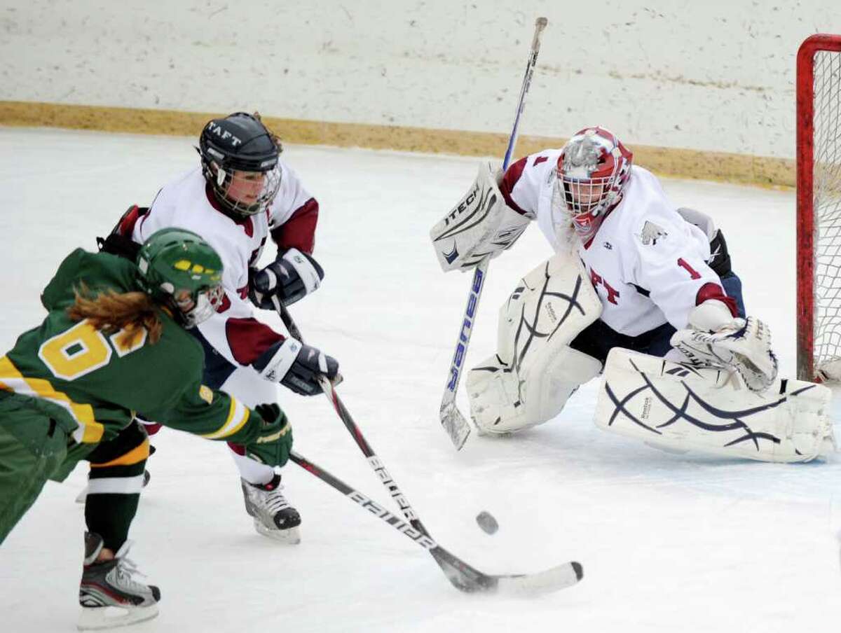 Greenwich Academy downs Taft in outdoor hockey game