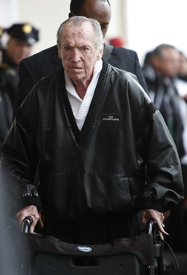 With Al Davis at tiller, Raiders are lost at sea