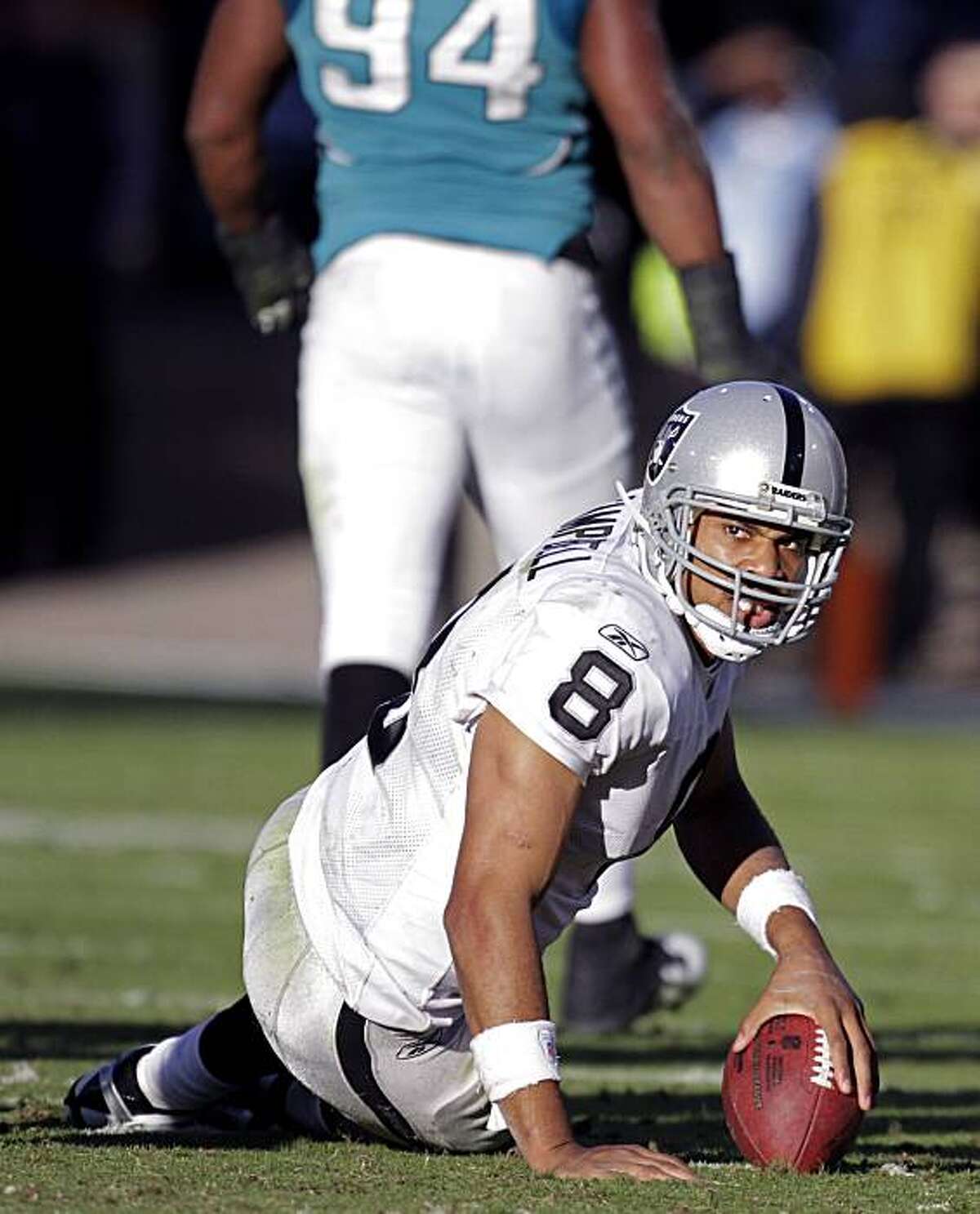 Raiders QB Jason Campbell plays through stingers