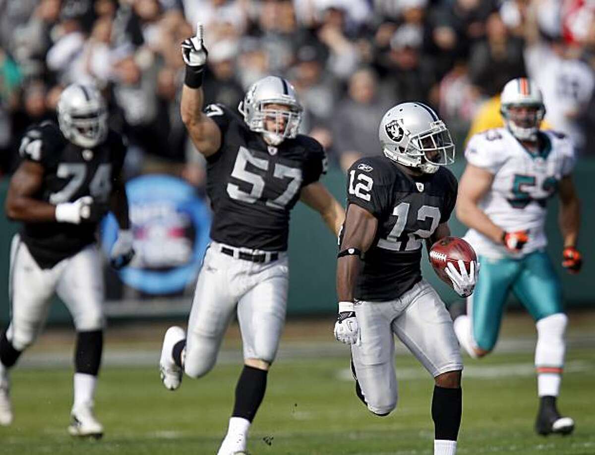 Dolphins bottle up Raiders' running game