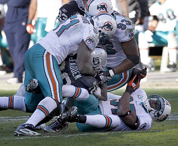 Raiders' Tom Cable sticks by running game