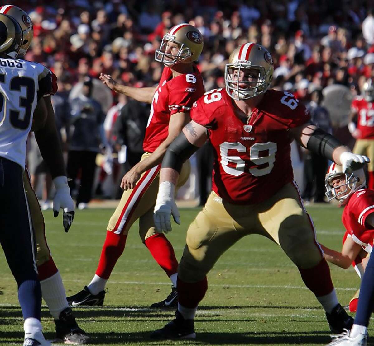 49ers' Joe Staley breaks leg, keeps playing