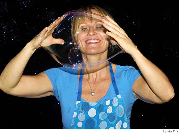 The Bubble Lady: How to blow the perfect one