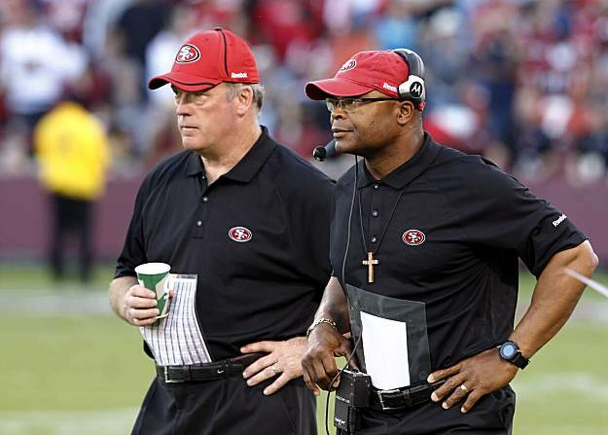 49ers' Joe Staley breaks leg, keeps playing