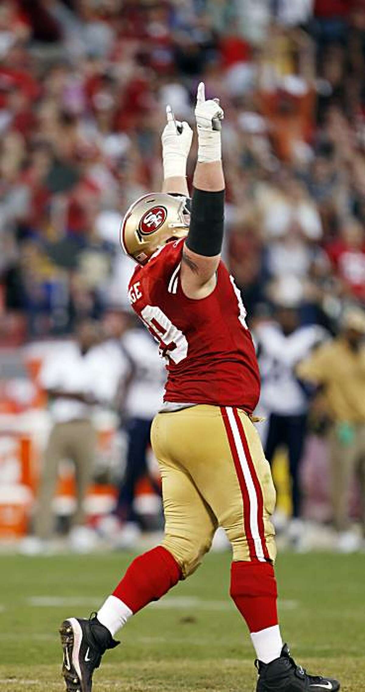 49ers' Joe Staley breaks leg, keeps playing