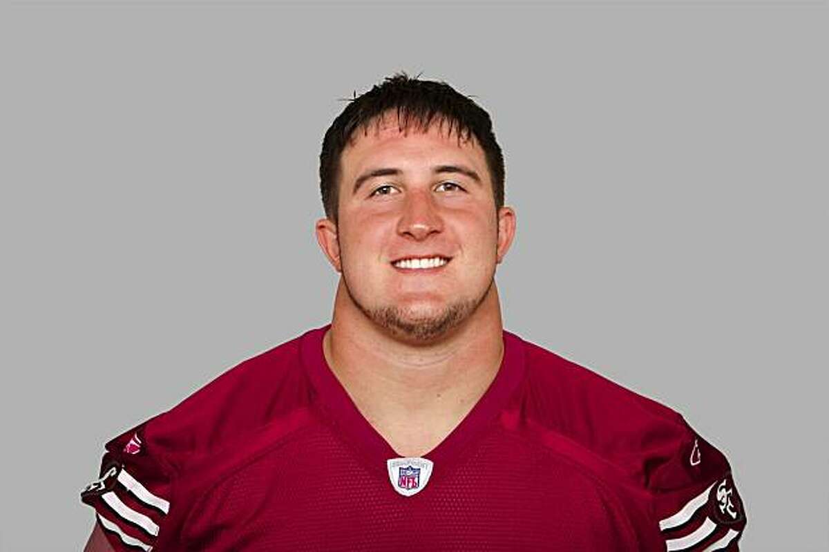 49ers' Joe Staley breaks leg, keeps playing